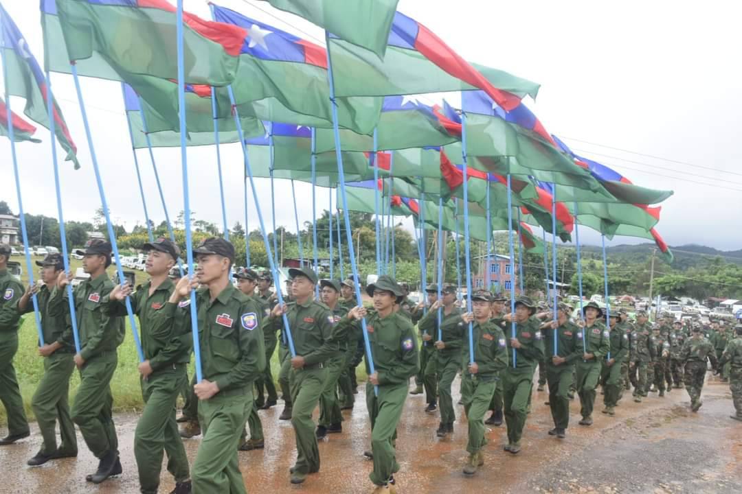 PNA/PNO စစ်ဝတ်စုံ ဝယ်ယူဝတ်ခိုင်းပြီး ဟန်ပြ စစ်အင်အားပြနေ - သျှမ်းသံတော်ဆင့်