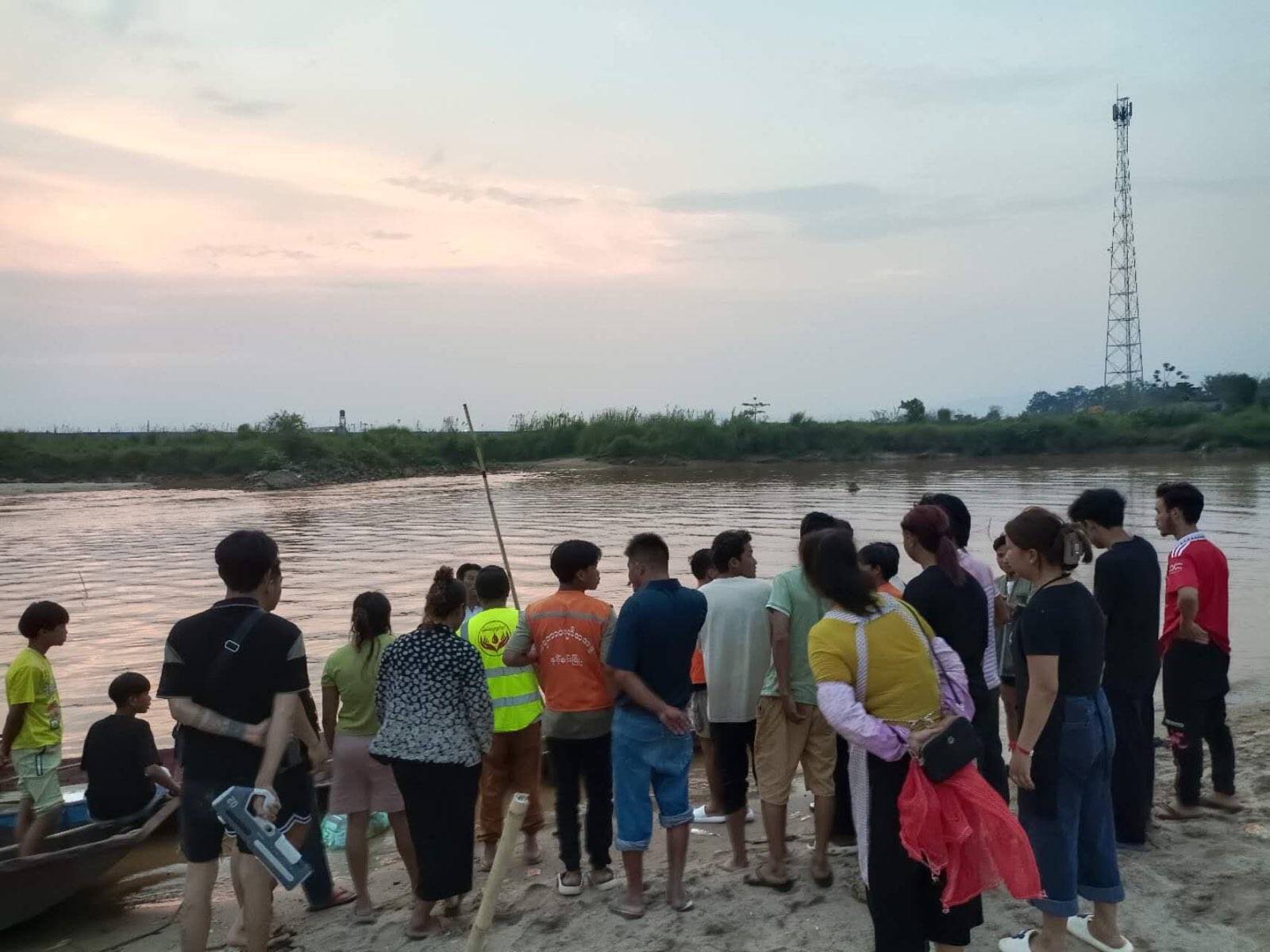 နမ့်ခမ်းမြို့ ရွှေလီမြစ်အတွင်း ကလေးတစ်ယောက်ရေနစ်ပျောက်ဆုံး - သျှမ ...